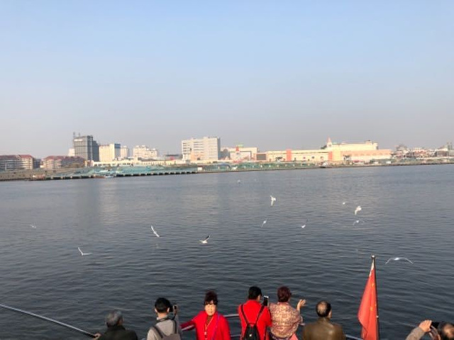 2024负责接站的司机赵师傅让一车人在汉庭酒店门口等一个韩国人等了二十分钟，还让坐在最前面的乘客给那个..._洋货市场-评论-去哪儿攻略