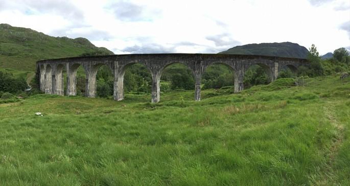 2022而转身远眺，则是藏身于景色壮美的苏格兰高地的格伦芬南高架桥Glenfinnan Viaduct，_格伦菲南高架桥-评论-去哪儿攻略