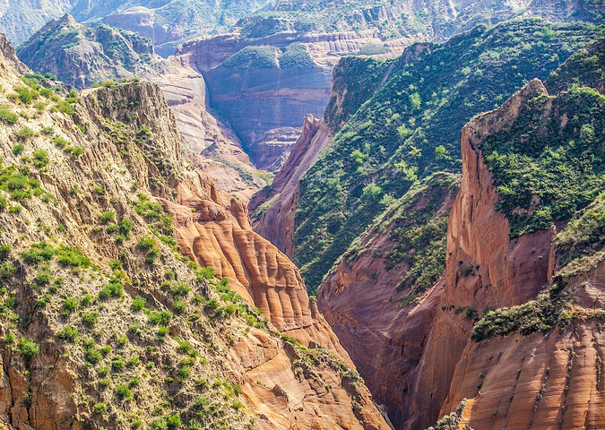 2024波浪谷大体分三个区域，最美的数一线天景点，在闫家寨从山上走下去，一路景色特别迷人。门票：暂免收门票_波浪谷-评论-去哪儿攻略