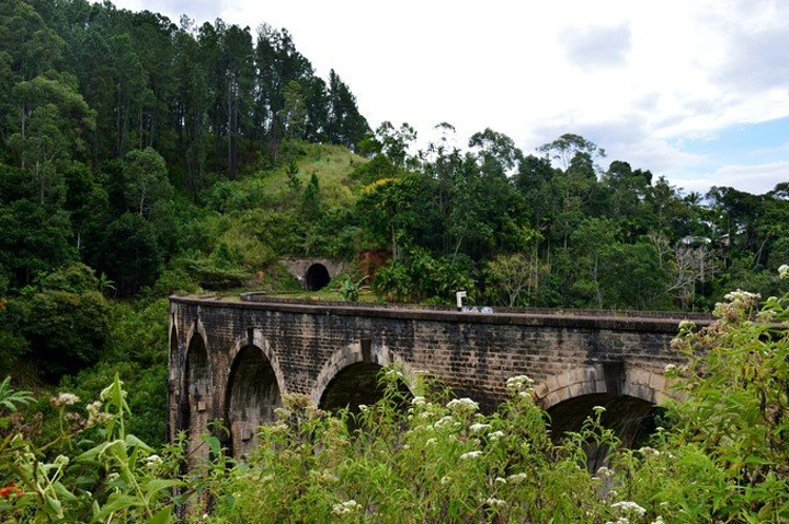 2023九孔火车桥，是离小镇最近的一个景点，这个地方非常非常适合凹造型拍照，文艺范，狂野派都不要错过_九拱桥-评论-去哪儿攻略