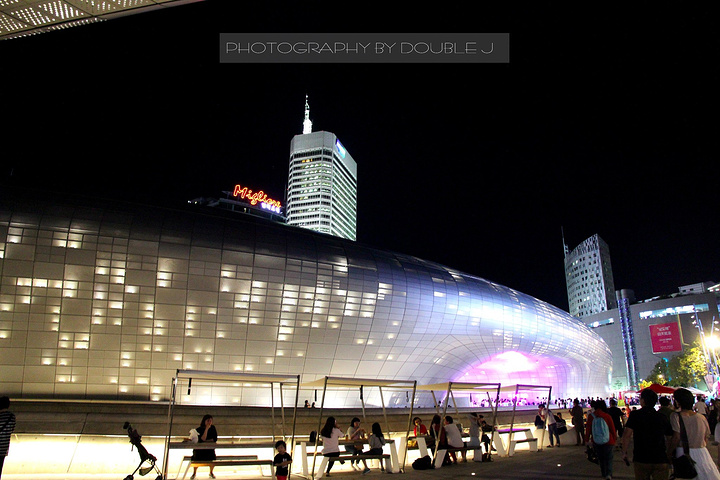 2022...成了首尔的地标建筑，建筑本身由外而内完全没有直线，极具未来感的流线形外观与内饰，夜景很是漂亮的_东大门设计广场（DDP）-评论-去哪儿攻略