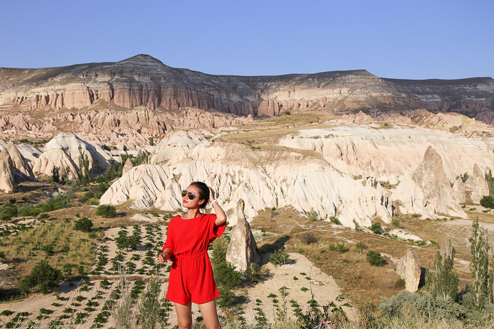 2024卡帕多奇亚独特地貌是由于火山喷发留下各种熔岩，而由于各层岩石中所含矿物的成分不同，经过氧化后还..._玫瑰谷-评论-去哪儿攻略