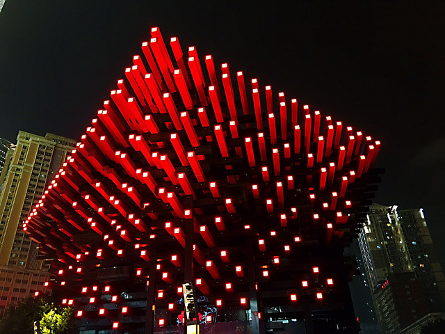 2023对我们而言，从未见过的风景，就是最好的风景了。驻足很久都没等到，人流又多，只好作罢_解放碑步行街-评论-去哪儿攻略