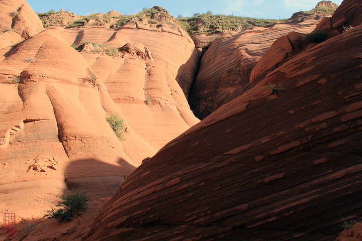 2024一、最美的数一线天景点，在闫家寨从山上走下去，一路景色特别迷人，一线天有100米长，仅容许一人进出_波浪谷-评论-去哪儿攻略