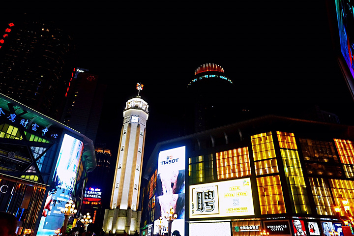 2023对我们而言，从未见过的风景，就是最好的风景了。驻足很久都没等到，人流又多，只好作罢_解放碑步行街-评论-去哪儿攻略