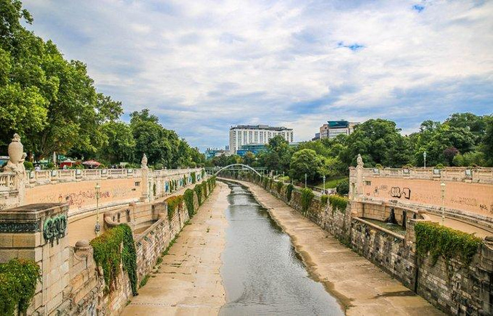 2024维也纳城市公园是奥地利首都维也纳的一座公园，范围从维也纳第一区的戒指路到第三区的干草市场街（A..._维也纳城市公园-评论-去哪儿攻略