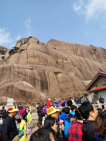 2024看，眼前的这块巨石是不是特别像一只刚从水里探出头来的海豚？这就是黄山上有名的“海豚石”_海豚石-评论-去哪儿攻略