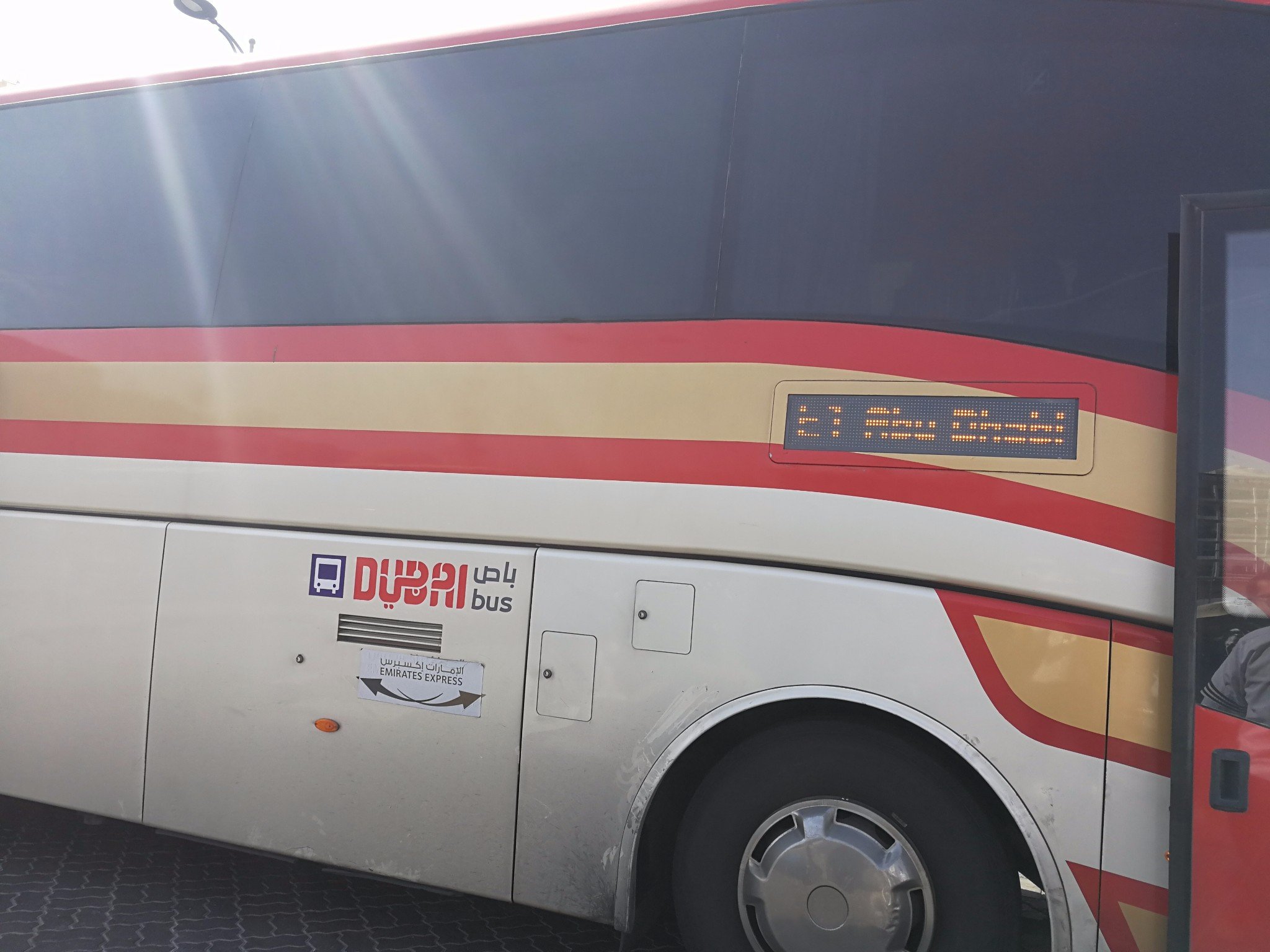 阿布扎比-迪拜：打车前往告知司机：去bus station 在3站台坐大巴即可土豪的话可以自行包车前往 单程在800RMB左右/4座用车附上 ...