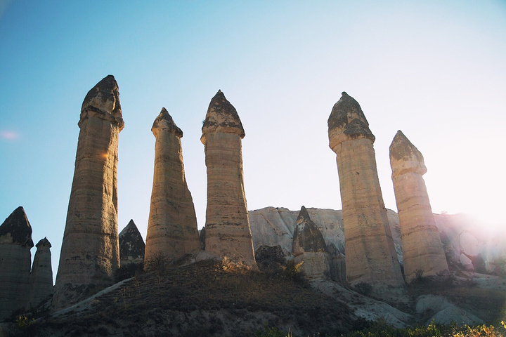 202110月份的卡帕多奇亚在接近冬天之前，草都变成黄色，配着卡帕多奇亚的地貌，倒是显得格外大气_爱情谷-评论-去哪儿攻略